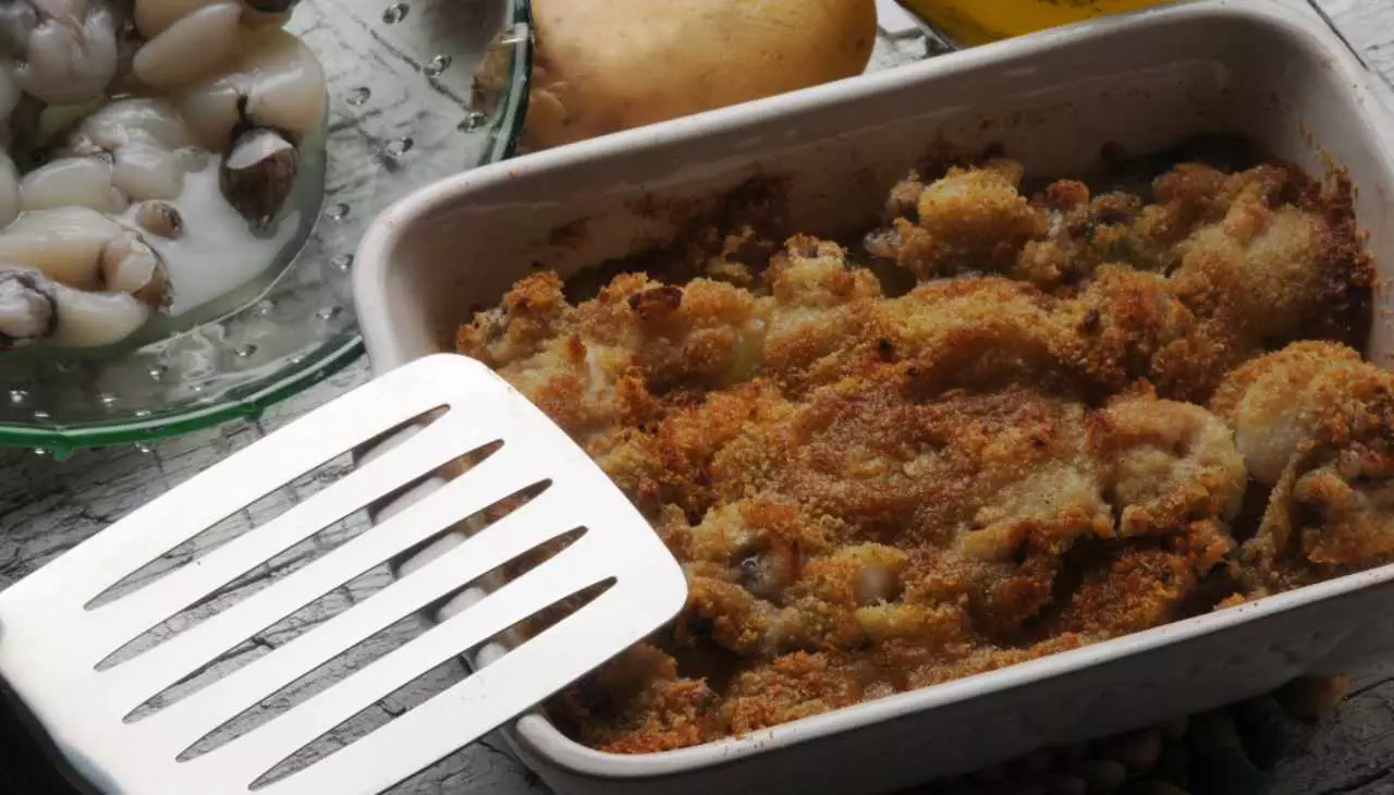 Gratineret blæksprutte med kartofler | Enkelt og velsmagende