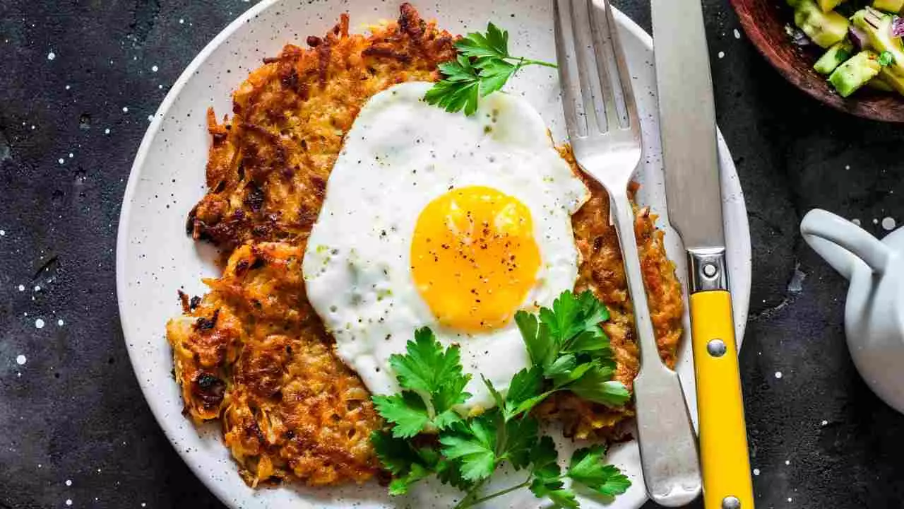 የ artichokes እና እንቁላል Rosti