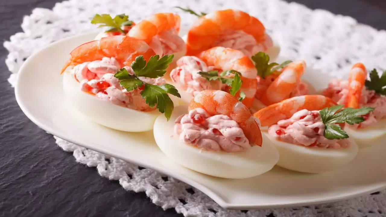 Oeufs farcis aux crevettes | Un apéritif pour les fêtes de Noël