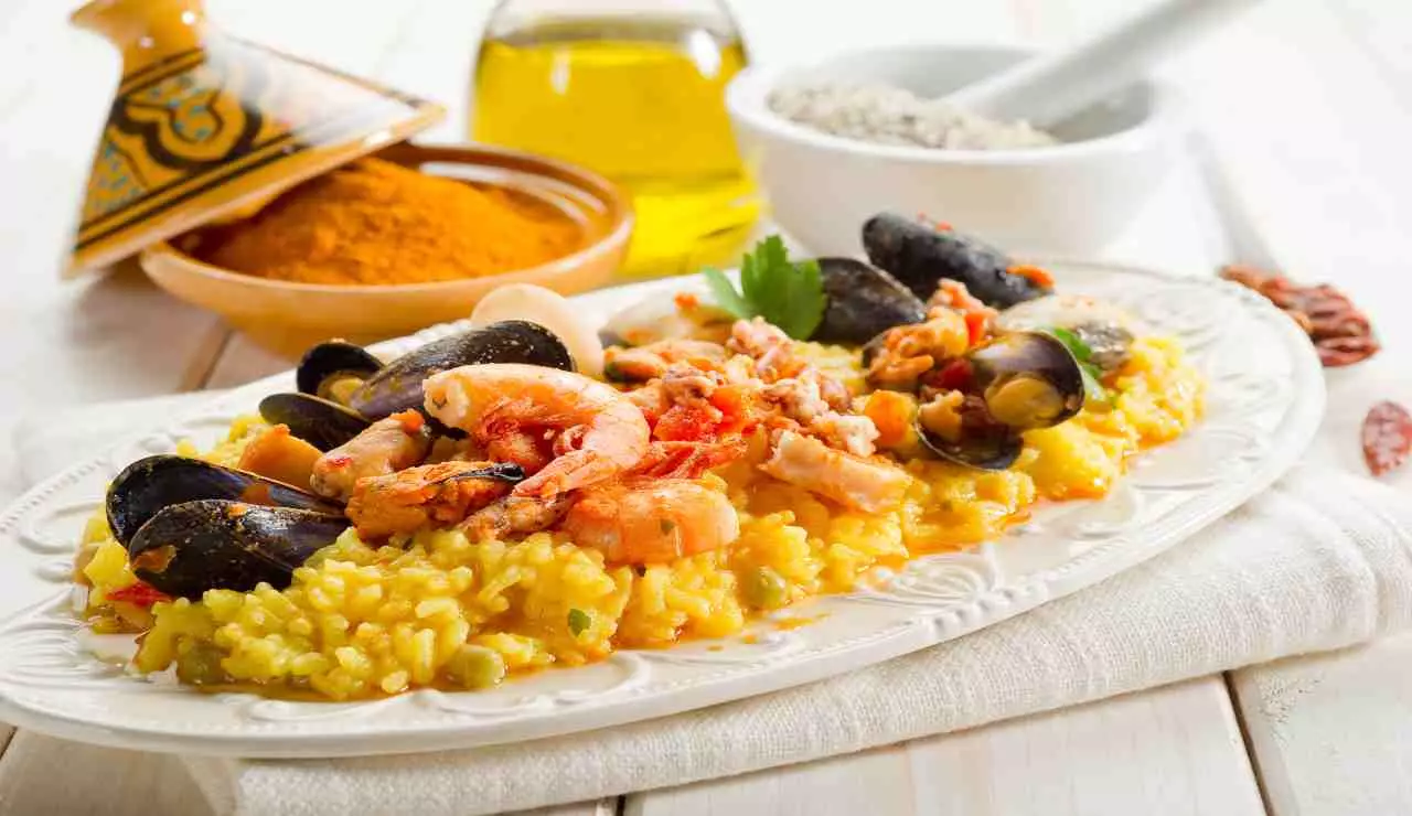Seafood risotto kalawan saffron, pohara alus, creamy tur hipu, kalayan sagala aroma laut jeung tambahan endah tina saffron.