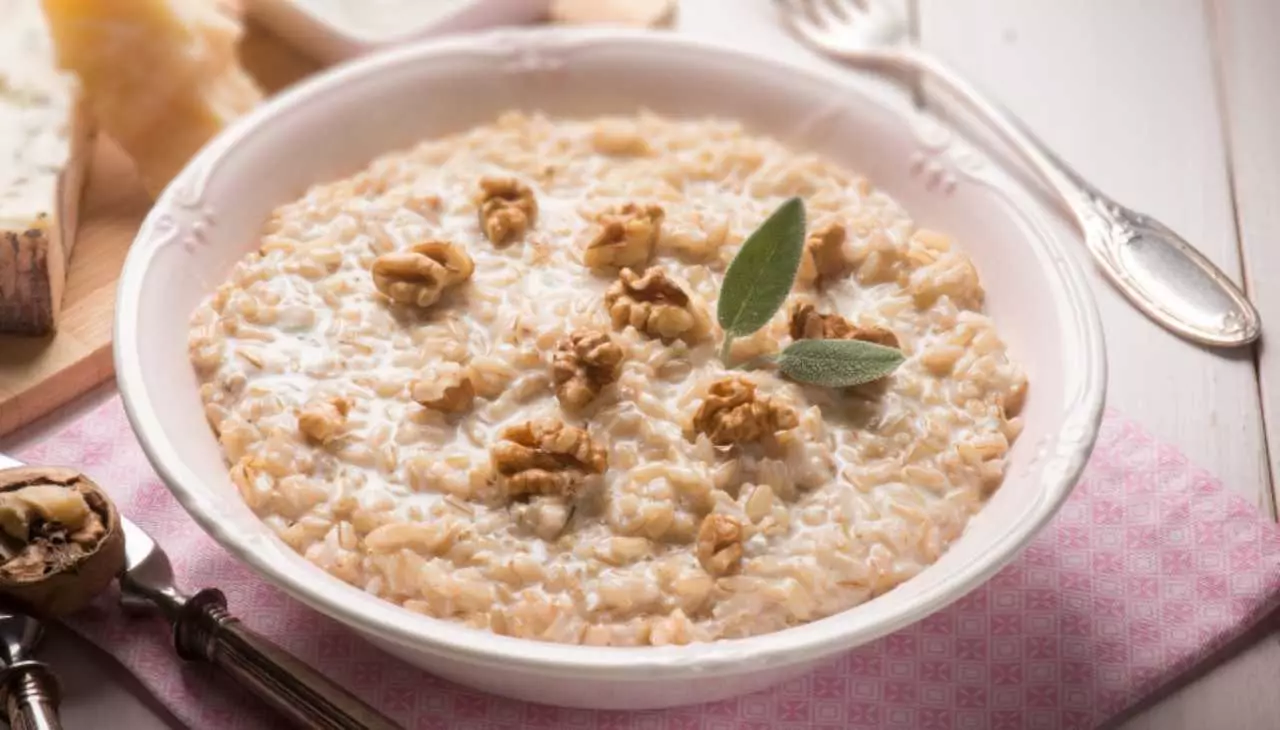 Risotto mei karamelisearre nuts | Warm, ienfâldich en lekker