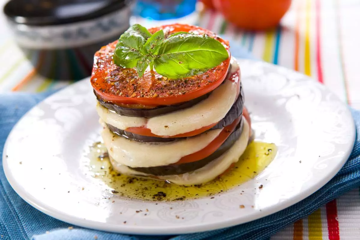 Cold Caprese ជាមួយ aubergines ដែលជាម្ហូបដ៏អស្ចារ្យរួចរាល់ក្នុងរយៈពេល 15 នាទី។