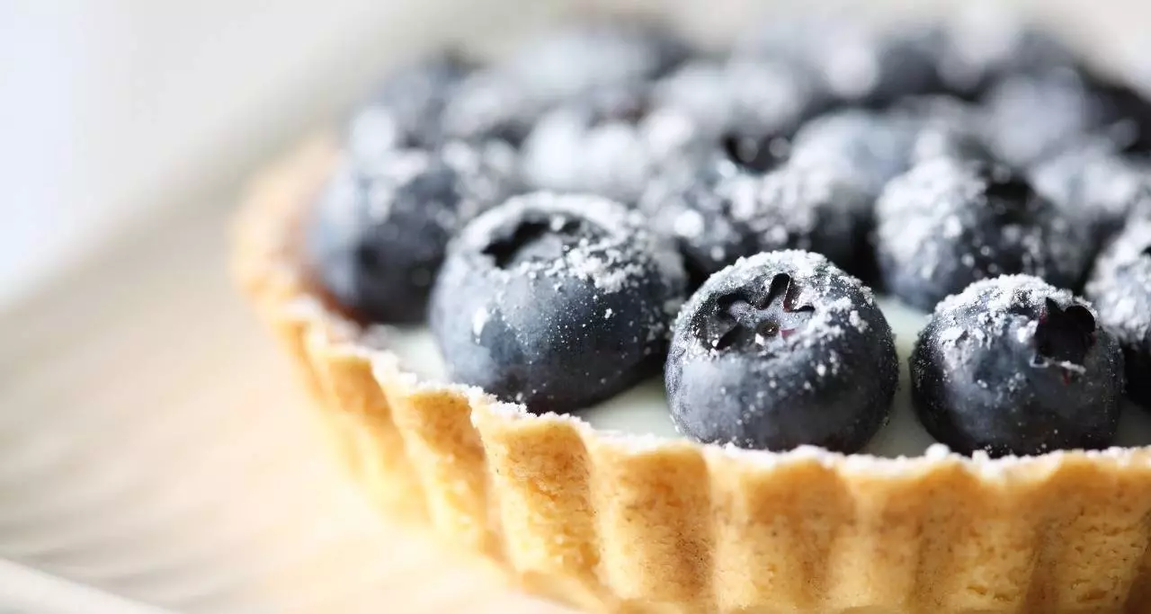 Tart tal-blueberry bl-għaġina shortcrust tal-ġellewż. Kura vera!