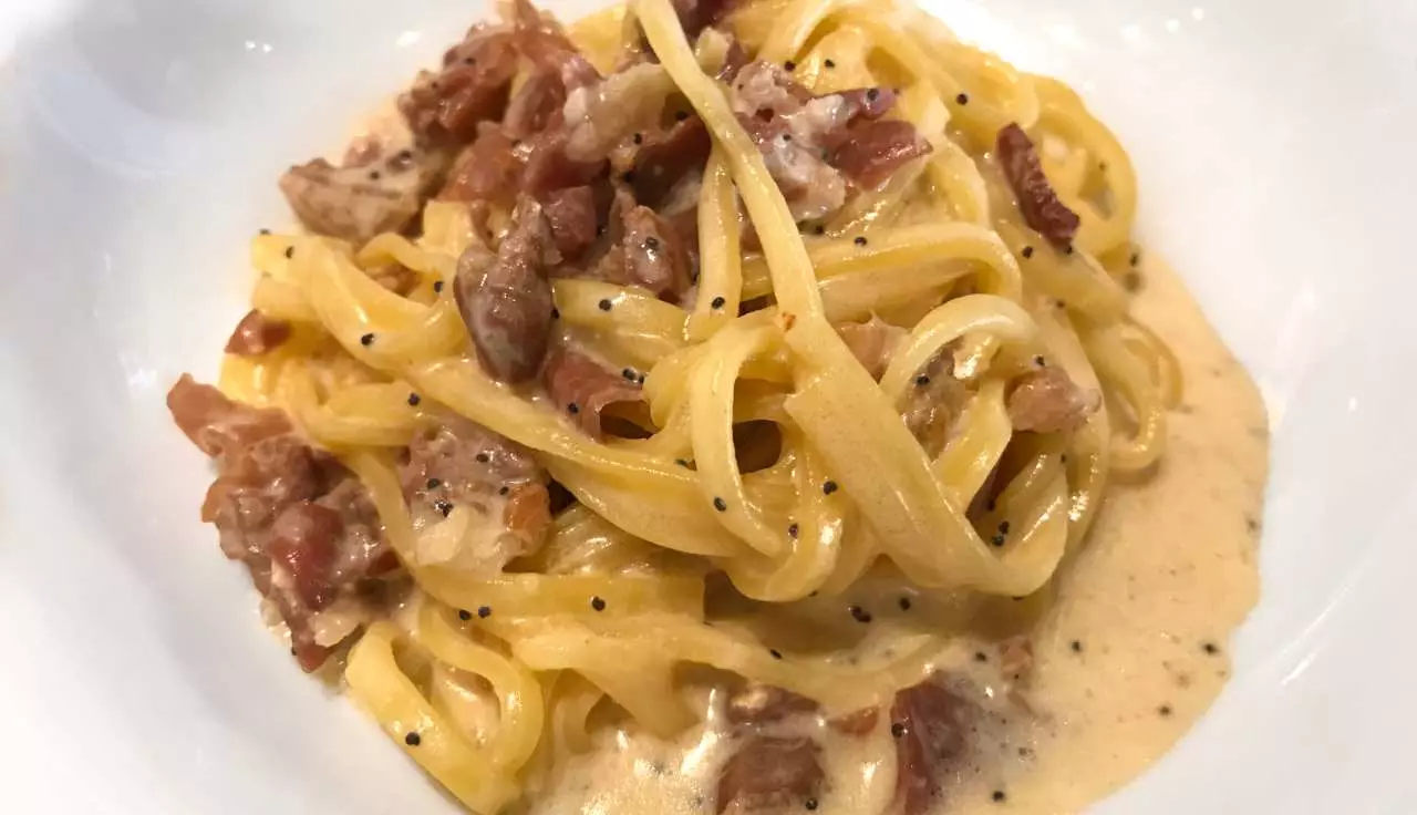 Fettuccine con salsa de xamón cru e pemento | 10 minutos