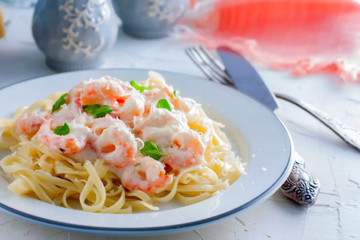 I-Pasta e-Creamy kunye ne-Shrimps kunye ne-Burrata, eyokuqala eya kunqoba nabani na