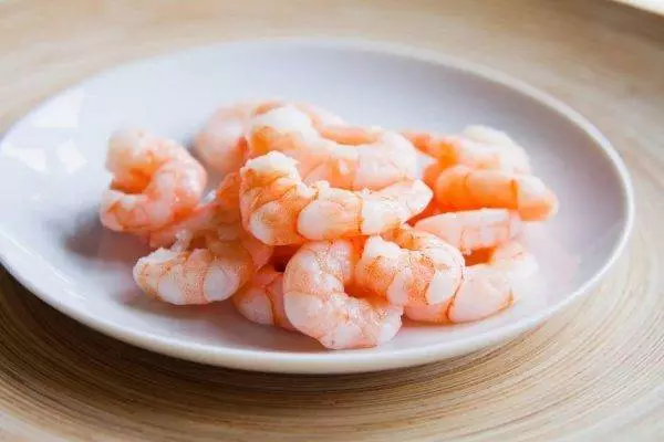 Shrimps ۋە Burrata بىلەن قايماقلىق كاۋاپدان