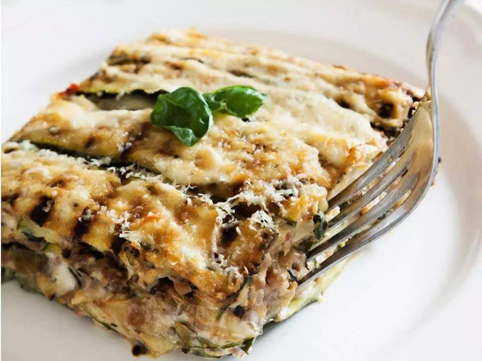 ග්රිල් කළ zucchini parmigiana වට්ටෝරුව අමුද්රව්ය සකස් කිරීම