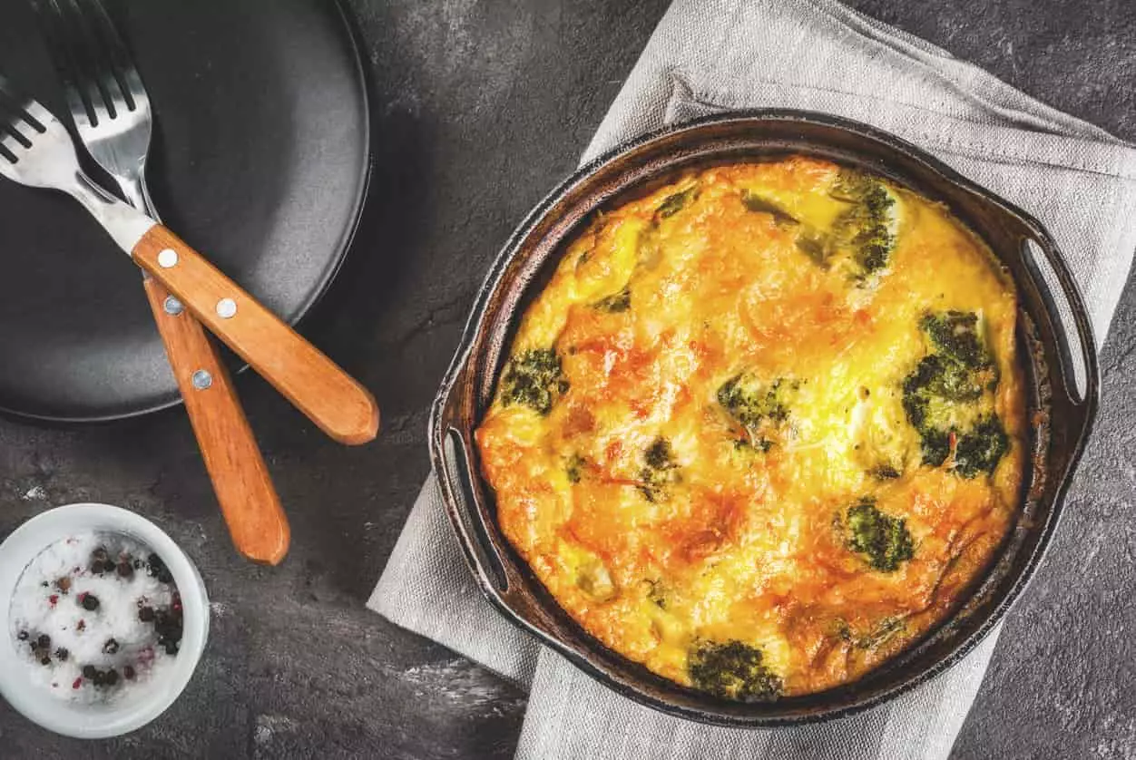 Omelette e besitsoeng e bobebe e nang le makhooa a mahe, broccoli le chisi e grated