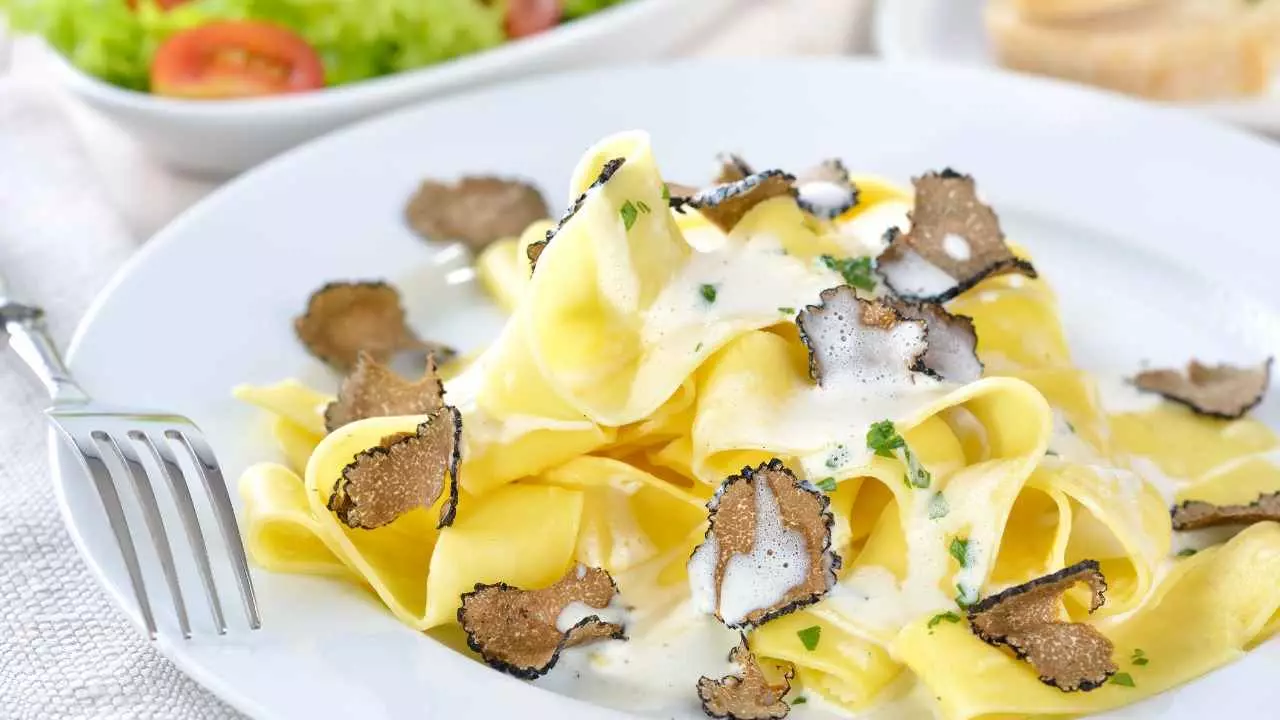 Pappardelle hamwe na truffles na mascarpone | ibiryo biryoshye kandi bihumura