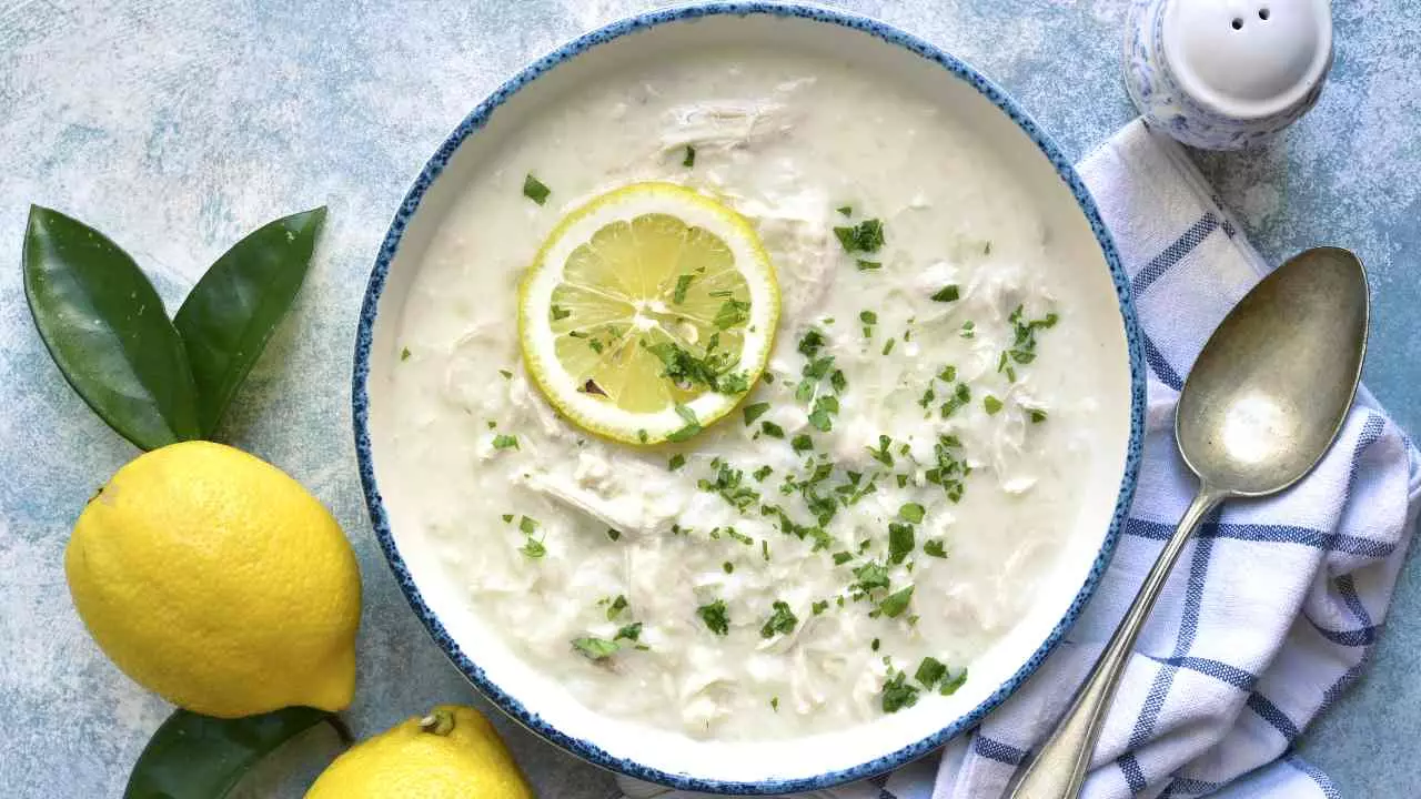 Umucyo risotto ufite impumuro nziza yindimu. Amavuta meza