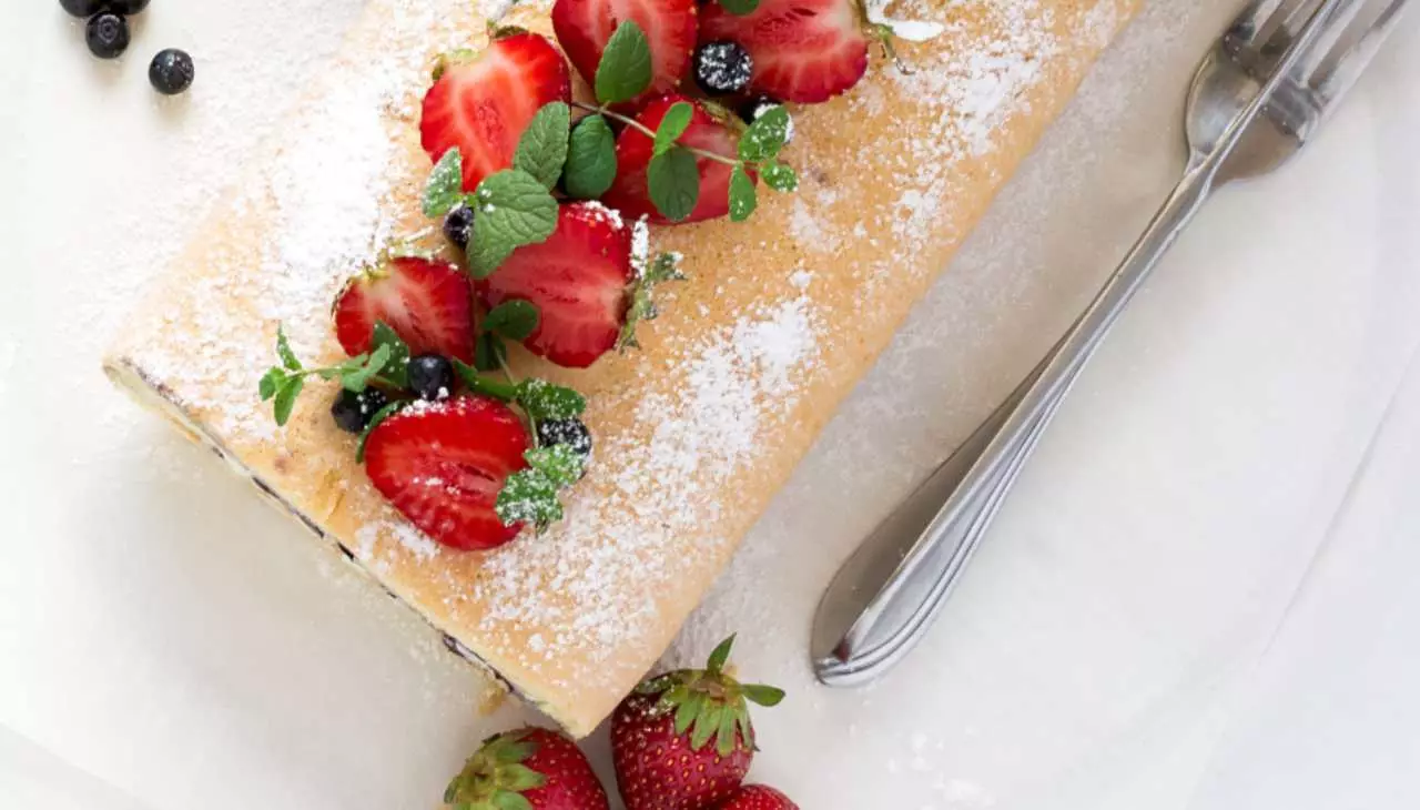 Pistachio da mascarpone roll | Ido-kamawa ado da strawberries