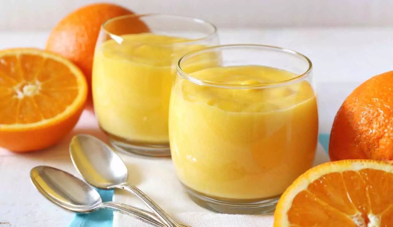 Apelsīnu un grieķu jogurta pudiņš | Ļoti viegli un viegli 9840_1