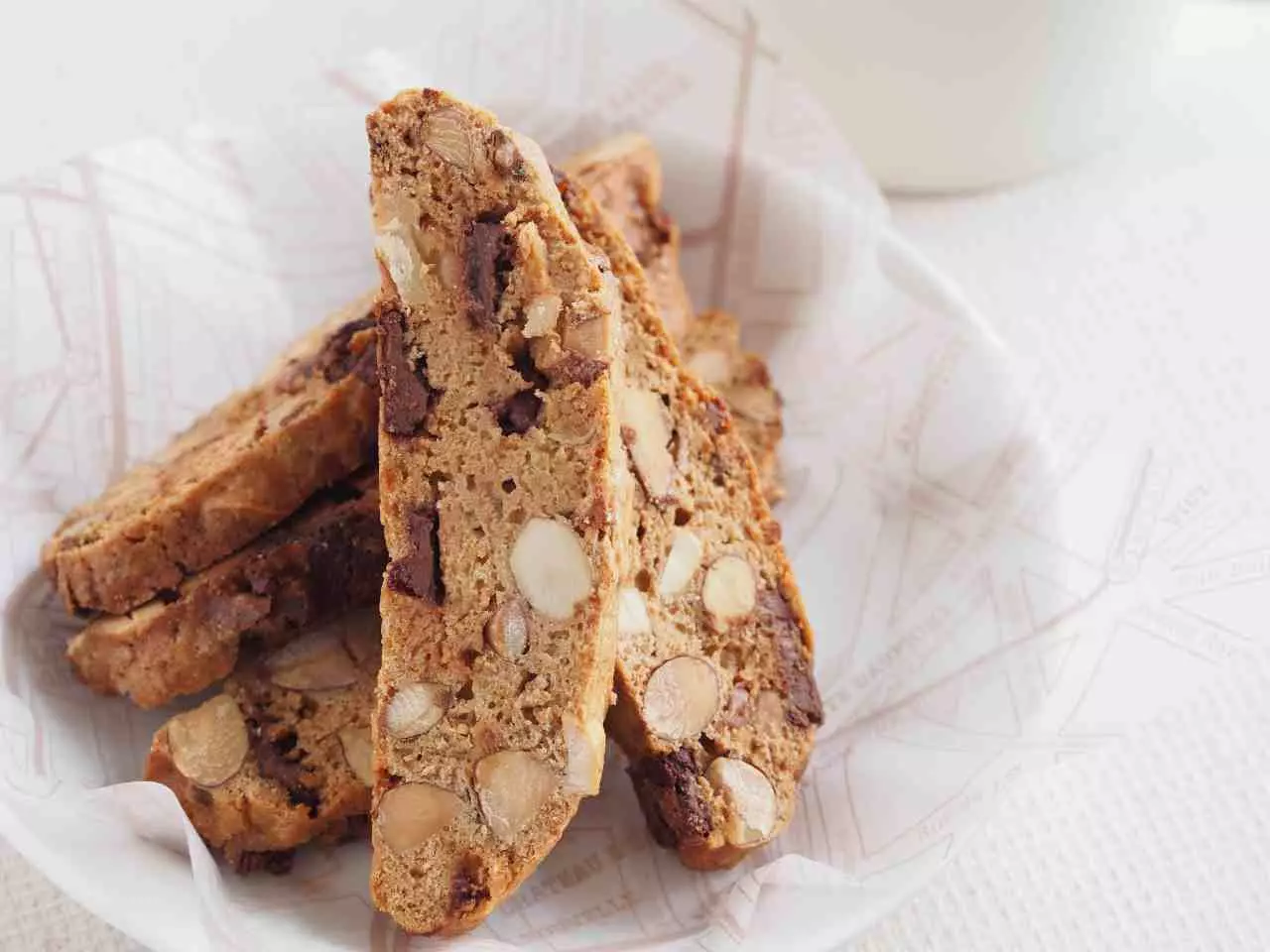 Cantuccini na may tsokolate at chestnut flour, mga sweets sa taglagas