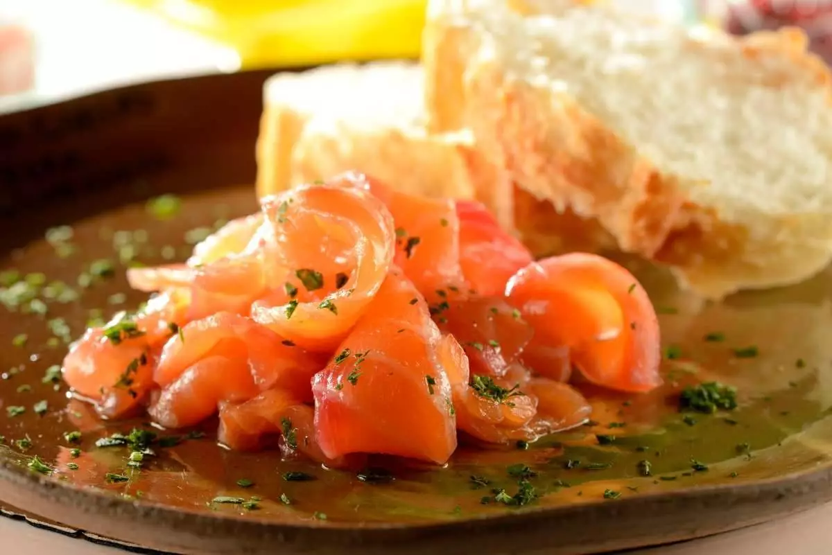 Marinated salmon na may luya at kalamansi, isang tunay na gourmet appetizer