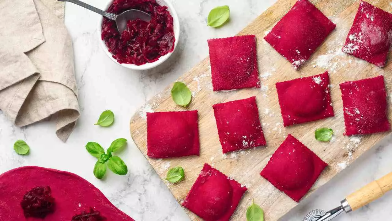 Rübenravioli mat Gorgonzola gefüllt | Dir wielt wéi se ze Saison