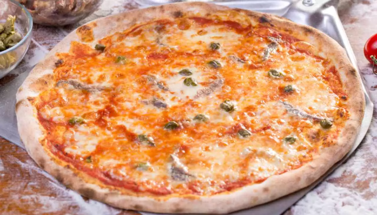 Fiordilatte pizza ma anchovies ma capers l Crunchy ma manoa