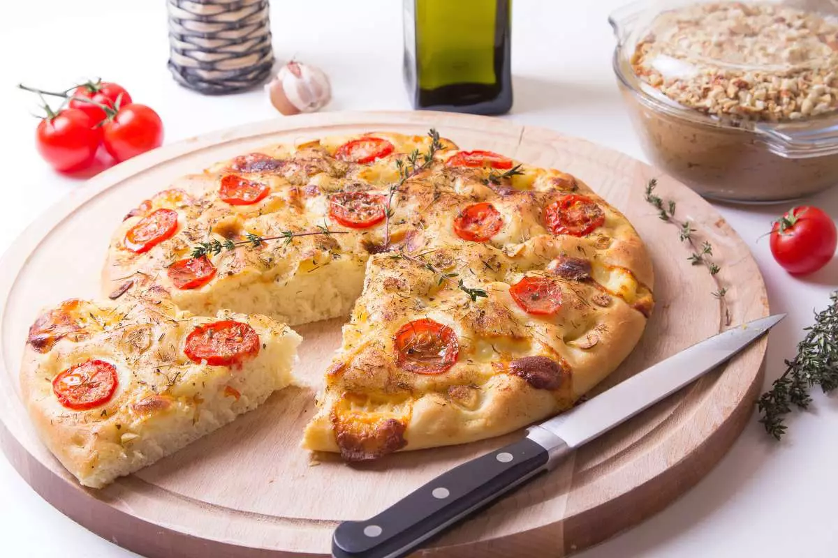 Ricotta focaccia mat Kiischten Tomaten, ganz mëll a rustikal