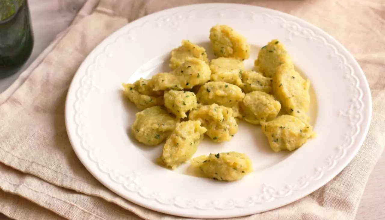 Polenta gnocchi pẹlu epo ati parsley | Gbona, rọrun ati ṣetan ni awọn iṣẹju 9