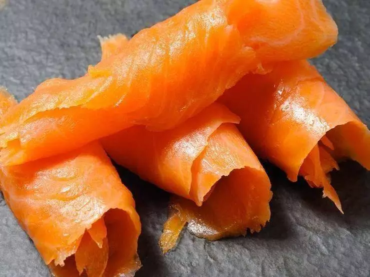 Salmon në kore patate printim recete FOTO