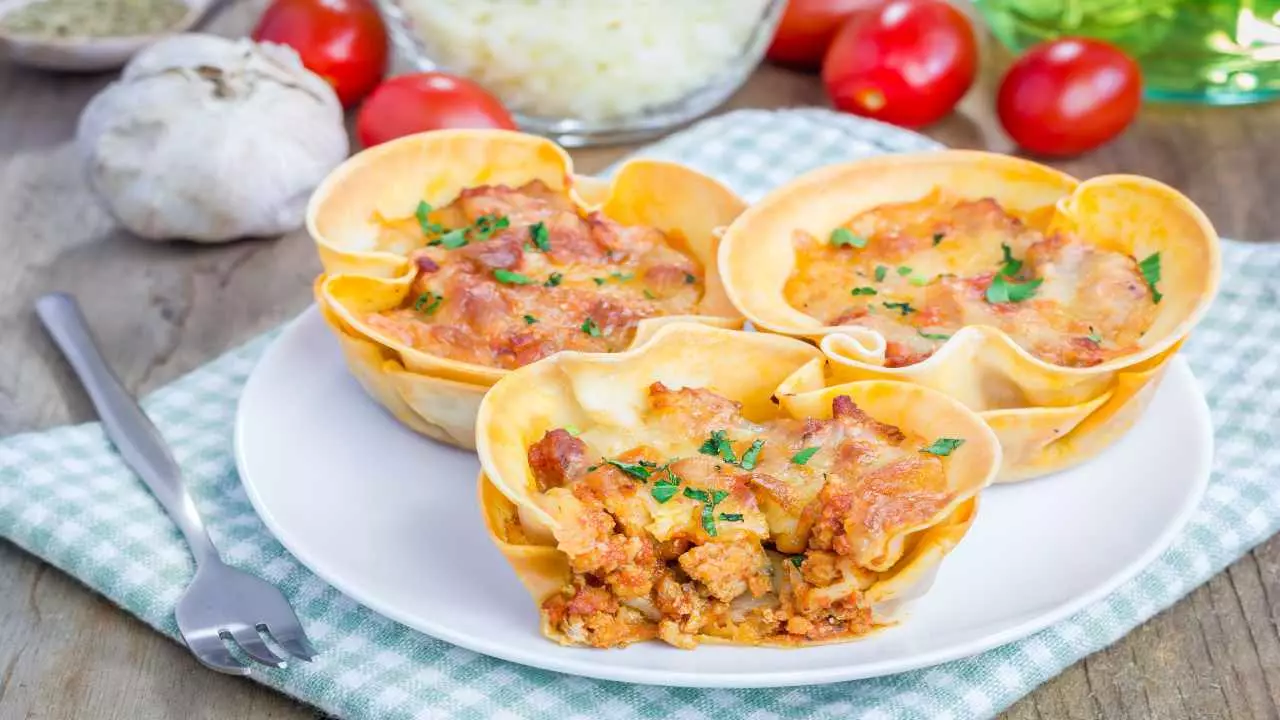 Lasagna muffins with meat sauce