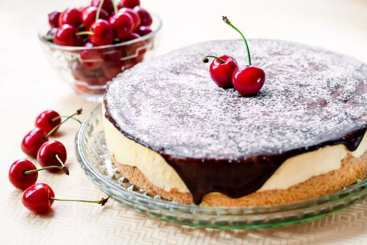 Torta z vtáčieho mlieka Ruská torta s tmavou čokoládovou polevou