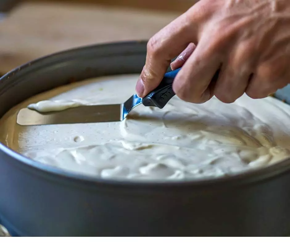 Vogelmilchkuchen ein russischer Kuchen mit dunkler Schokoladenglasur 992_8