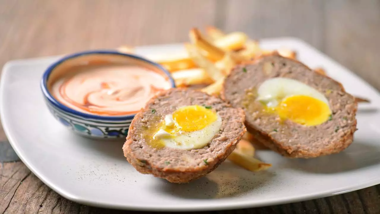 Kjøttkake med kokte egg i panne | smakfull og enkel å lage