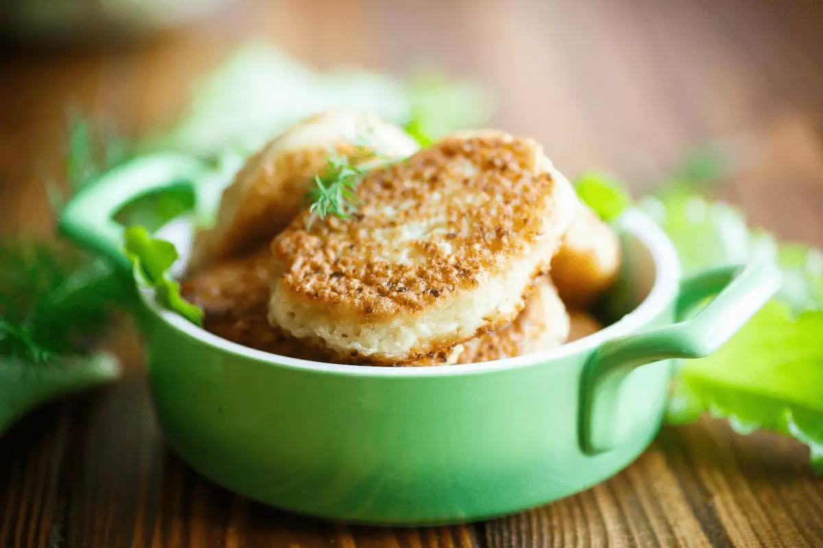 Prátaí líonta agus cutlets tuinnín, teaghrán agus ag tabhairt cuireadh, ceann amháin mar thoradh ar eile