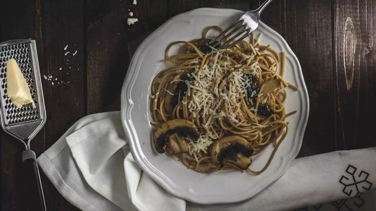 Spaghetti z czarnym czosnkiem i grzybami