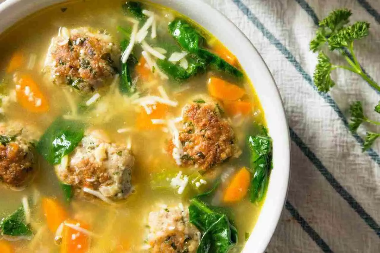 Meatballs ໃນ broth, ເປັນອາຫານເບົາແຕ່ຢ່າງຫຼວງຫຼາຍ