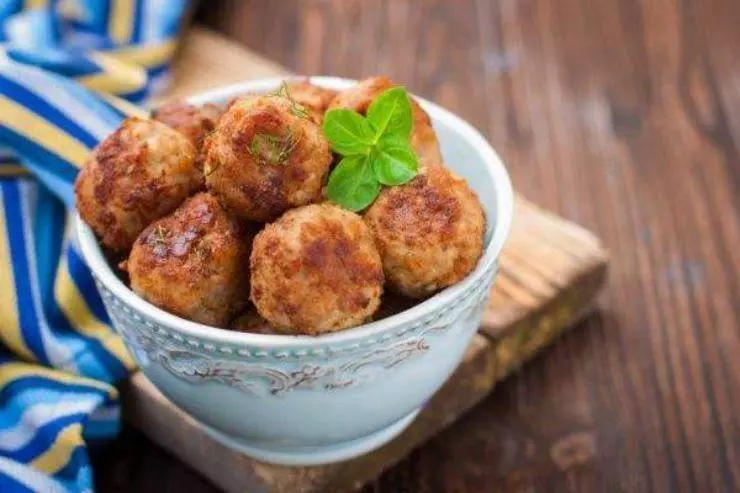 Meatballs a cikin broth, mai haske amma babban tasa 9981_3